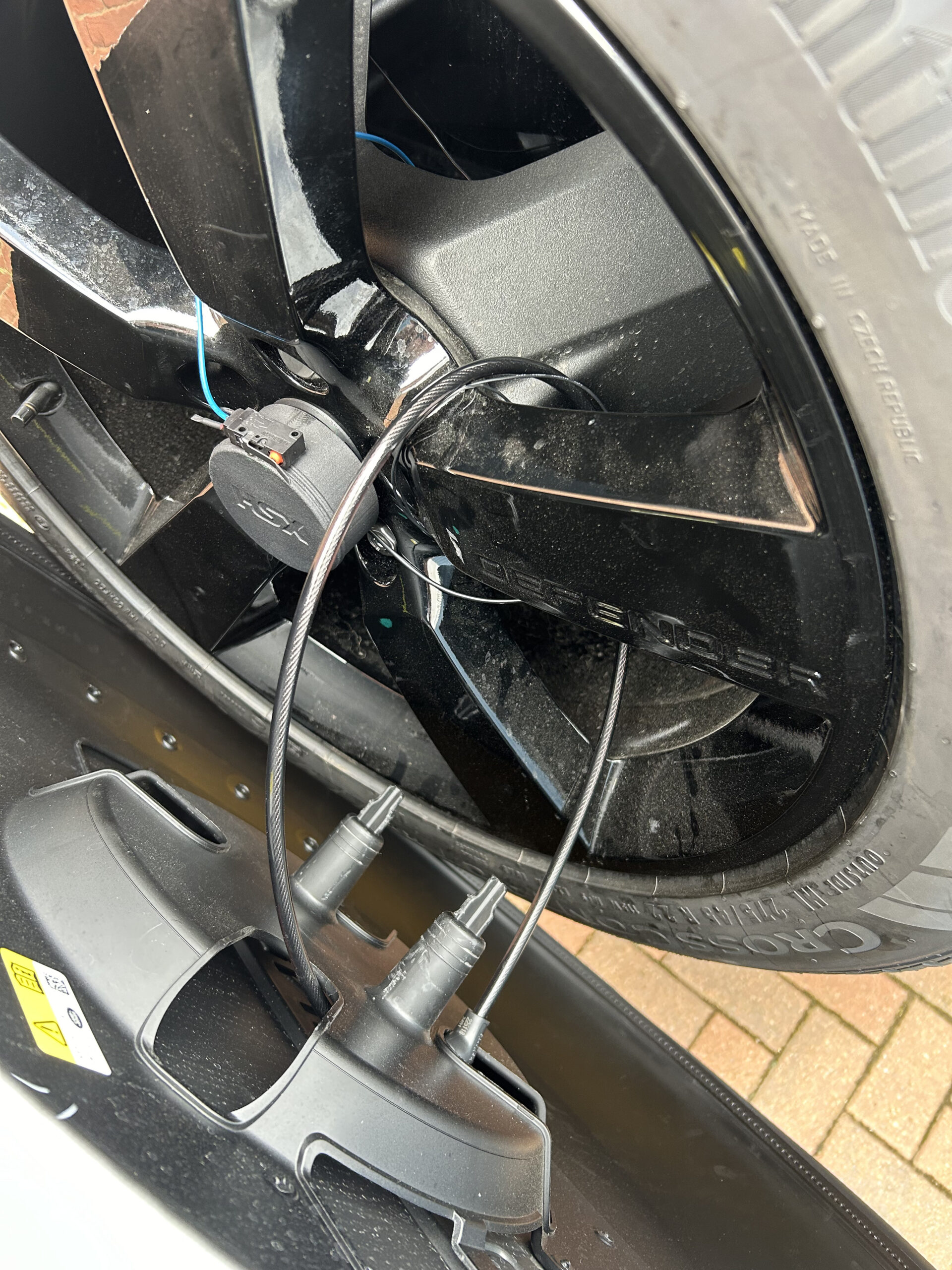 Alarming and protecting spare wheel cover on Landrover Defender L663